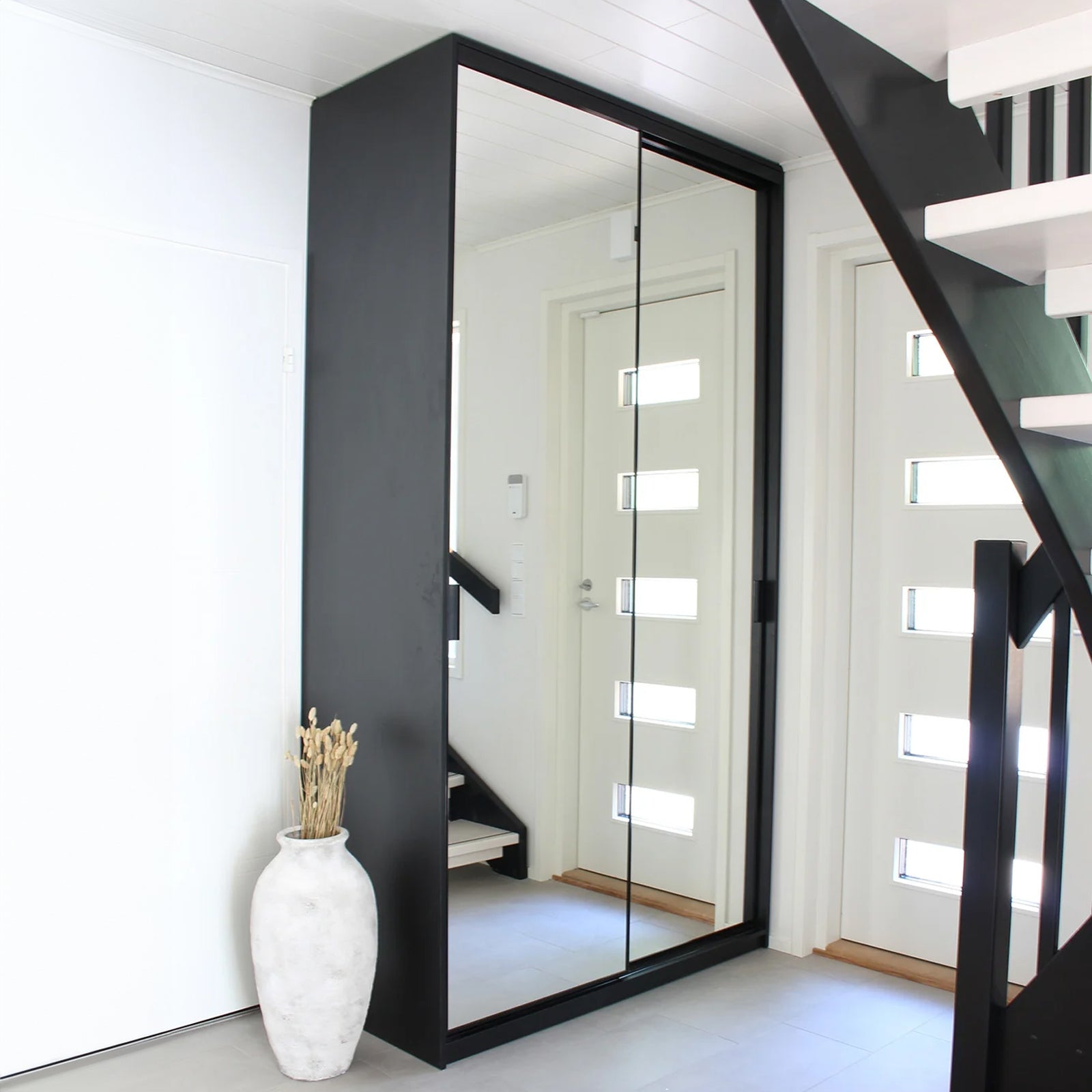 LAKEUS DESIGN liukuovikaappi mittatilauksena 140 x 60 x 255 cm – Stemma.fi